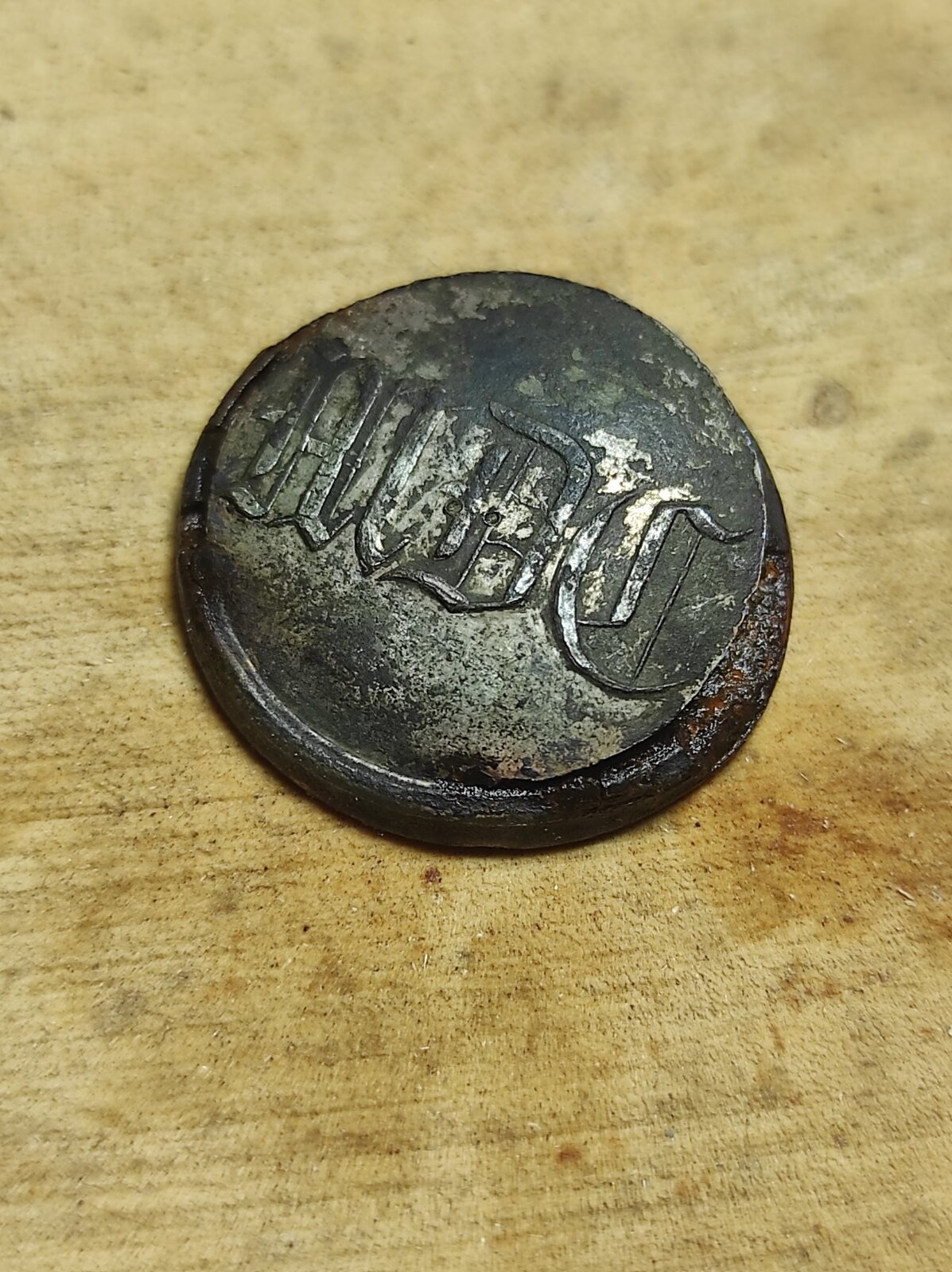 Rozwarstwiony guzik z korozją - Konserwacja - Forum Odkrywcy