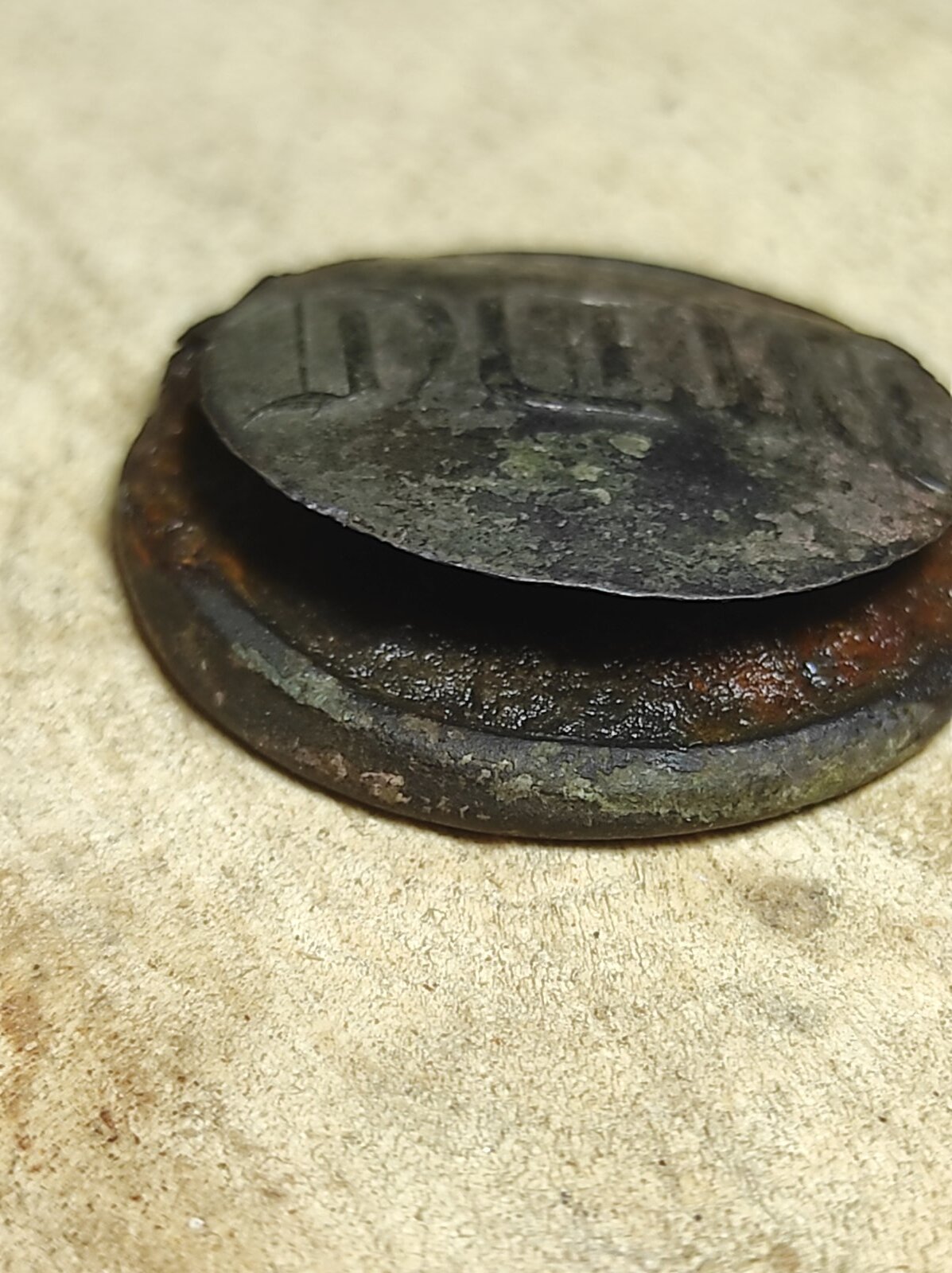 Rozwarstwiony guzik z korozją - Konserwacja - Forum Odkrywcy