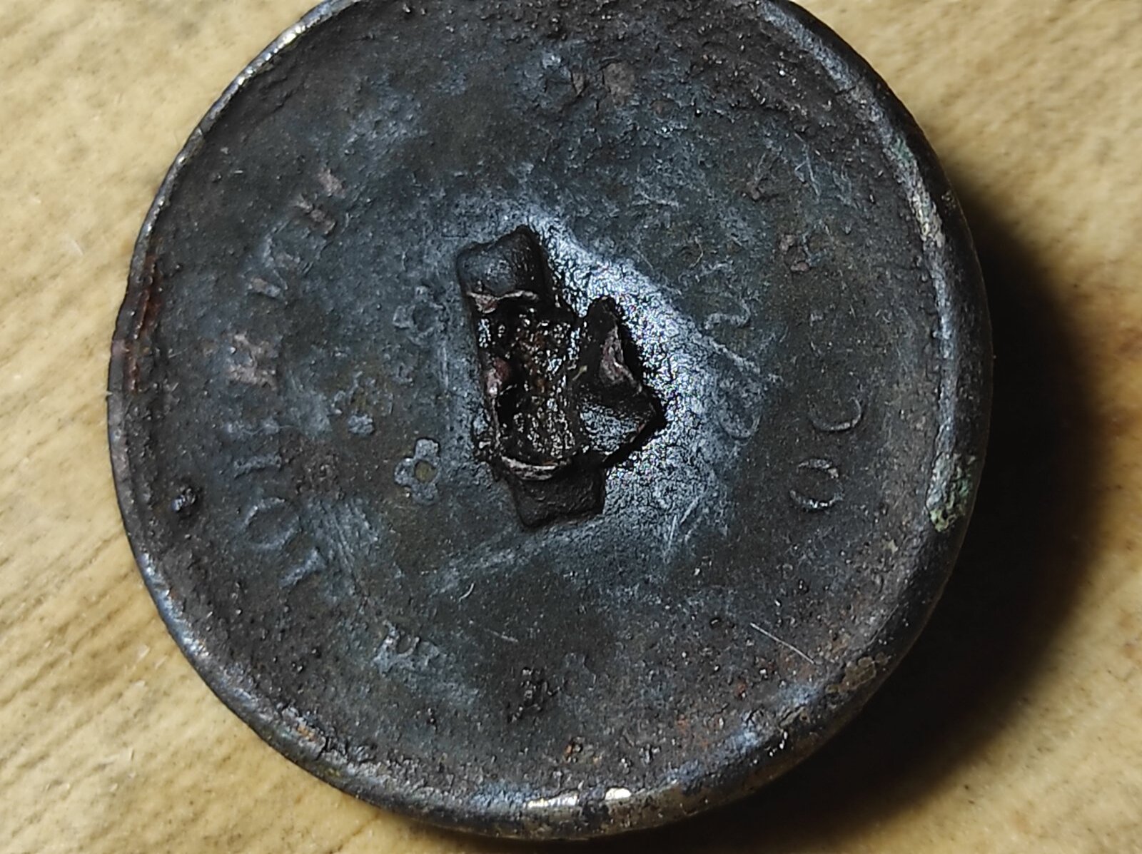 Rozwarstwiony guzik z korozją - Konserwacja - Forum Odkrywcy